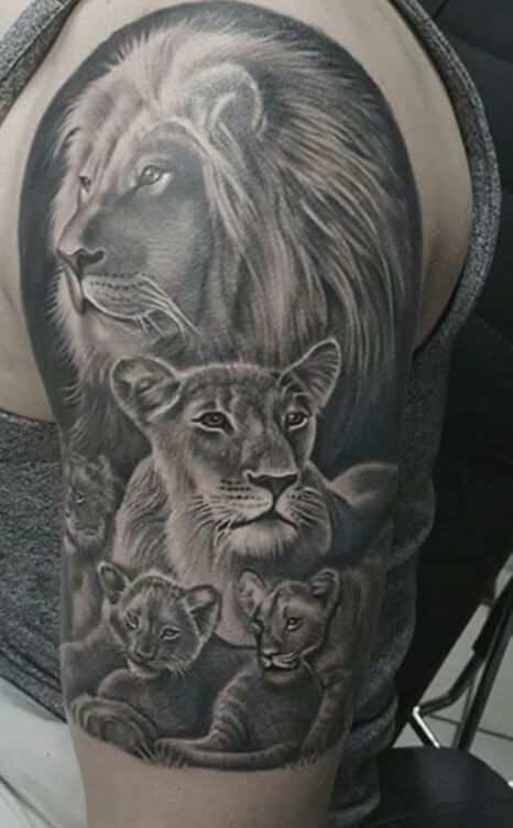 Tatuaggio Famiglia Uomo: Significato, Idee e Costi | Inkme Tattoo Blog